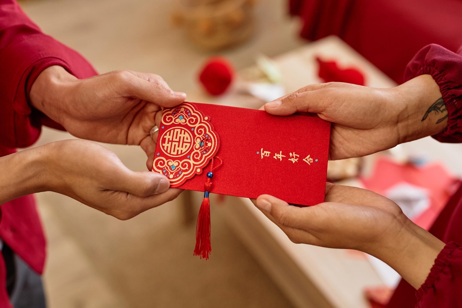 Lì xì trong tiếng Anh là gì? Giải đáp và gợi ý những cách giải thích ...