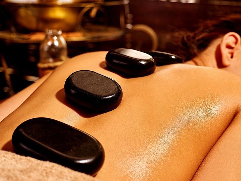 Kỹ thuật massage đá nóng là gì? Các lợi ích của massage đá nóng