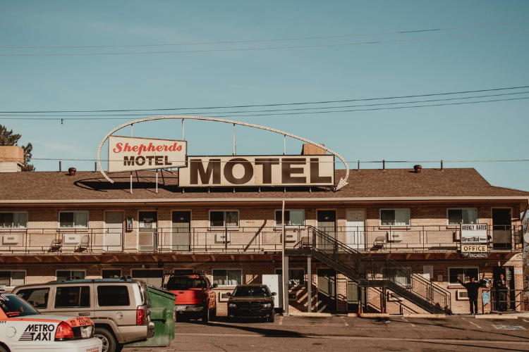 Motel là gì? Có những đặc điểm nổi bật nào? Sự khác biệt so với hotel