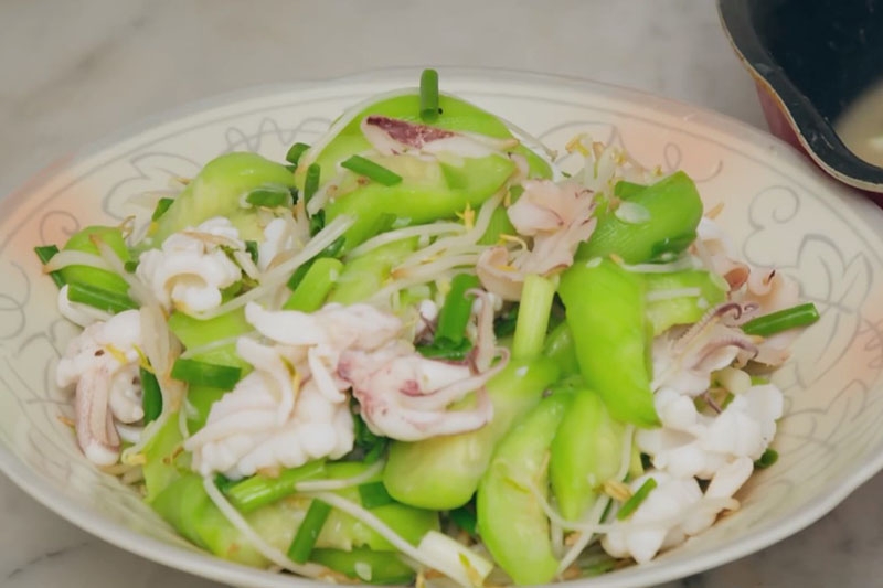 Cách làm mực xào mướp cực đơn giản với những nguyên liệu dễ mua