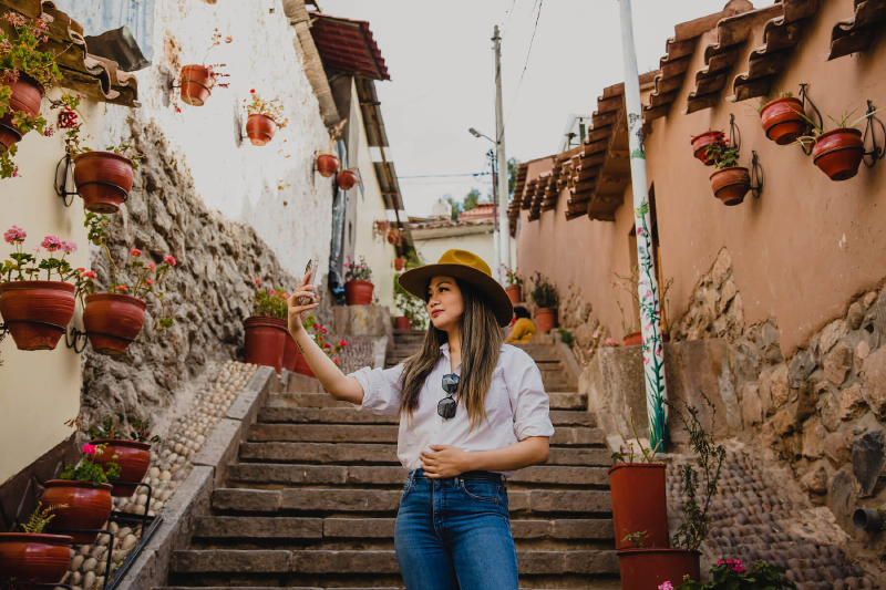 Selfie là gì? 10 bí quyết chụp ảnh đẹp và tự nhiên nhất