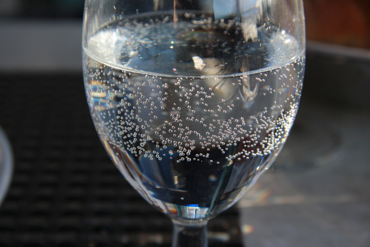 Sparkling water là loại nước gì? Có nên uống thường xuyên không?