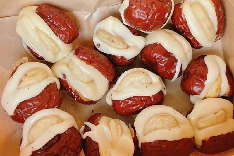 Cách làm táo đỏ kẹp sữa lạc đà béo thơm khiến vạn người mê