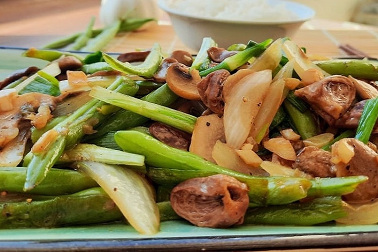 Cách làm tim gà xào đậu que giòn ngon, đơn giản mà cực đưa cơm