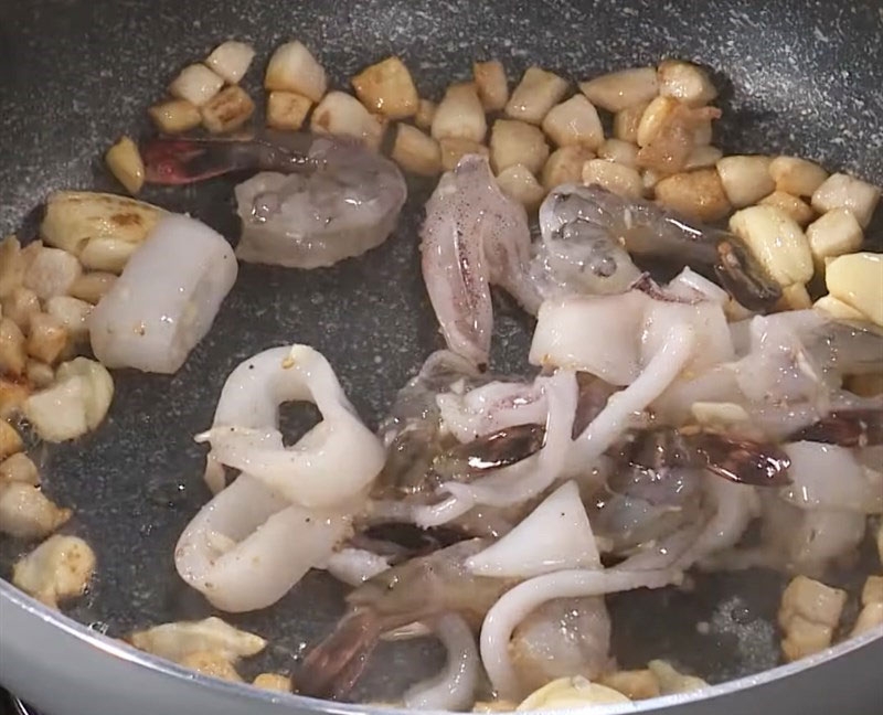 Cách làm tôm mực xào rau nhút siêu ngon tại nhà mà bạn nên thử