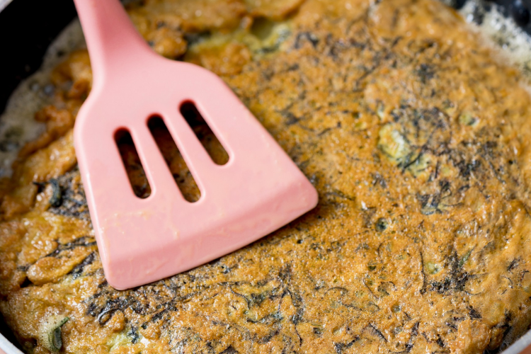 Cách làm trứng rán lá mơ: Món ăn dân dã và bổ dưỡng, mang đậm hương vị ...