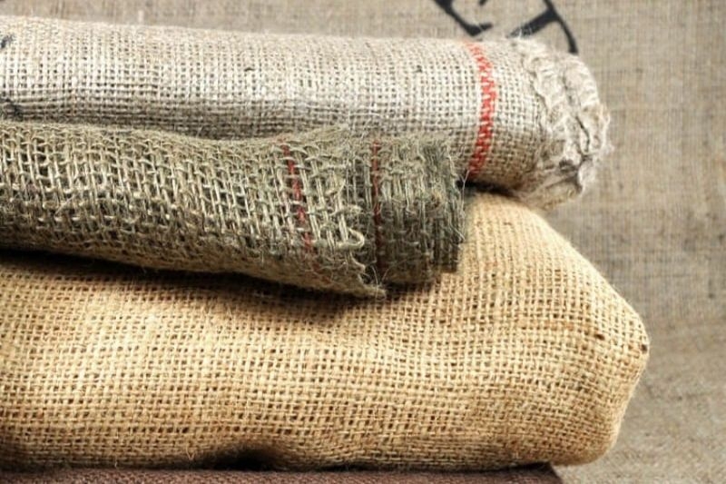 Vải bố là gì? Nguồn gốc, đặc điểm và ứng dụng trong may mặc