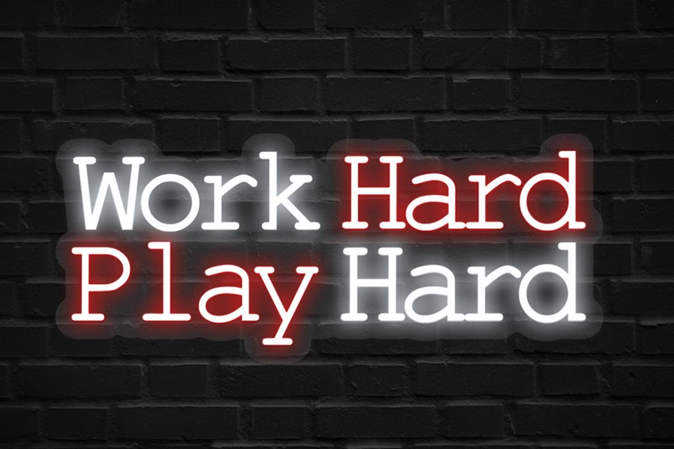 Work Hard Play Hard là gì? Triết lý làm việc và sống trọn vẹn