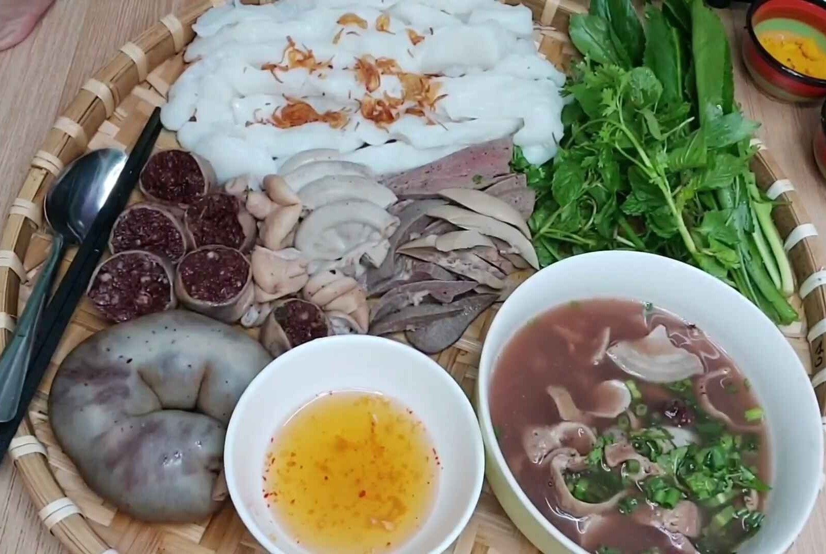 Khám phá cách làm xáo lòng bánh mướt chuẩn vị xứ Nghệ tại nhà